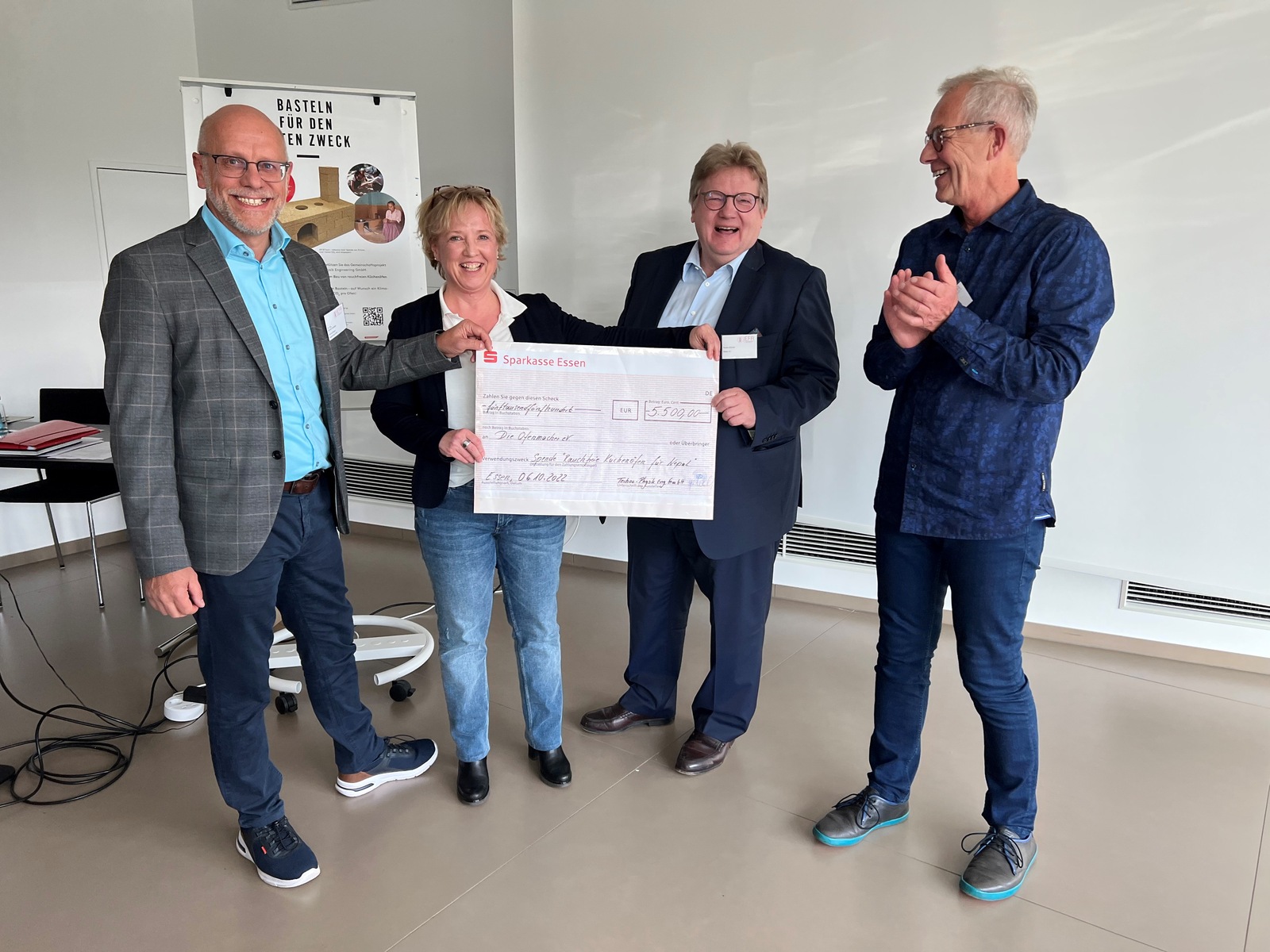 Bau von Lehmöfen - Techno-Physik und Hagos spenden für Öfen in Nepal